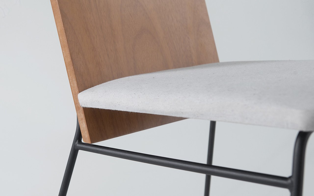 Cadeira Estofada de Metal para Mesa Bend 06 Jatobá e Tec. Cinza Claro 915