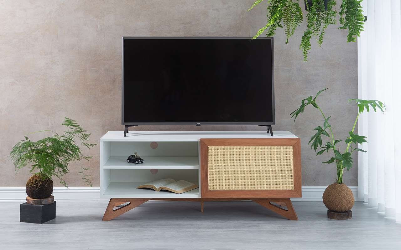 Rack TV Moderno Branco Freddie 120 cm MDF Branco e Madeira JT com Palhinha