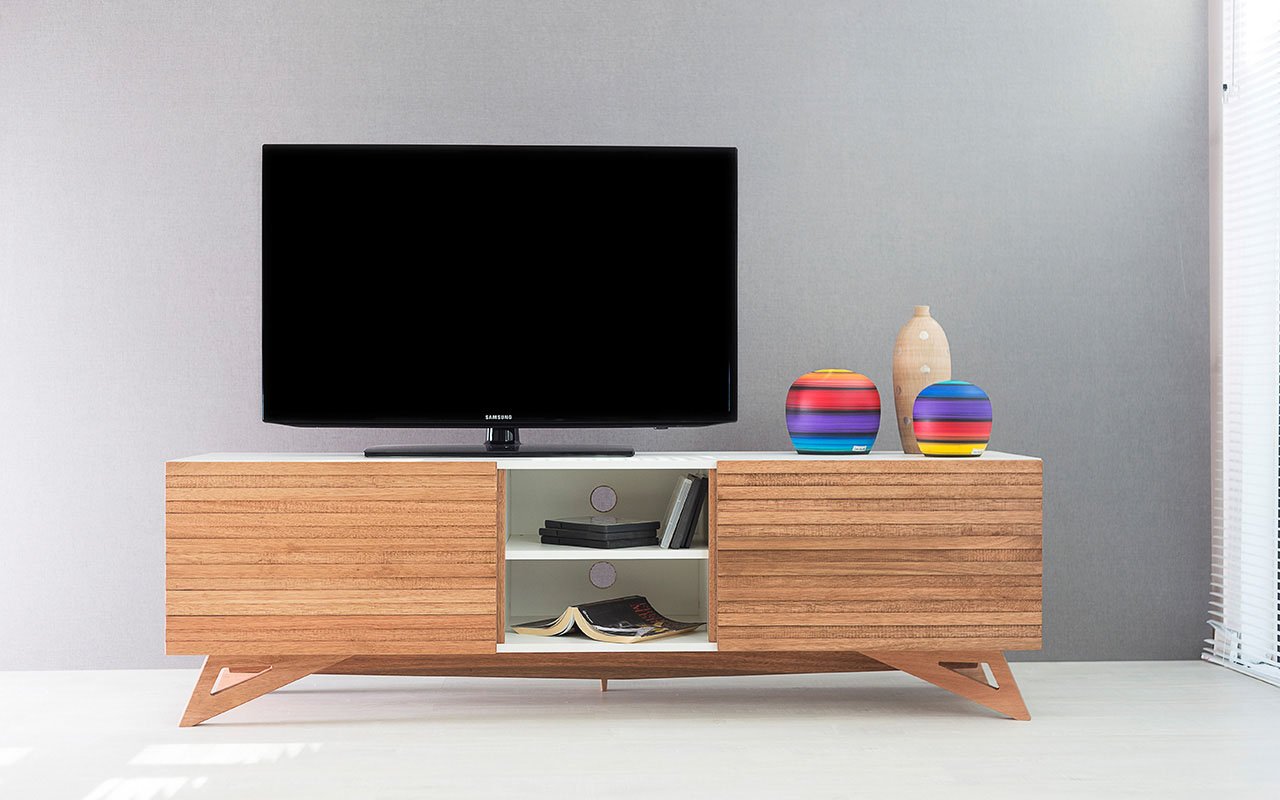 Rack Sala de TV com Portas Freddie 160 cm MDF Branco e Madeira JT